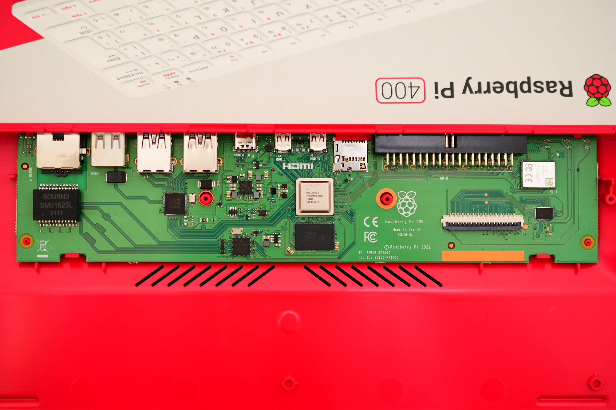 Raspberry Pi 400日本版を分解してみた - 4ページ目 (4ページ中) - まず分解。