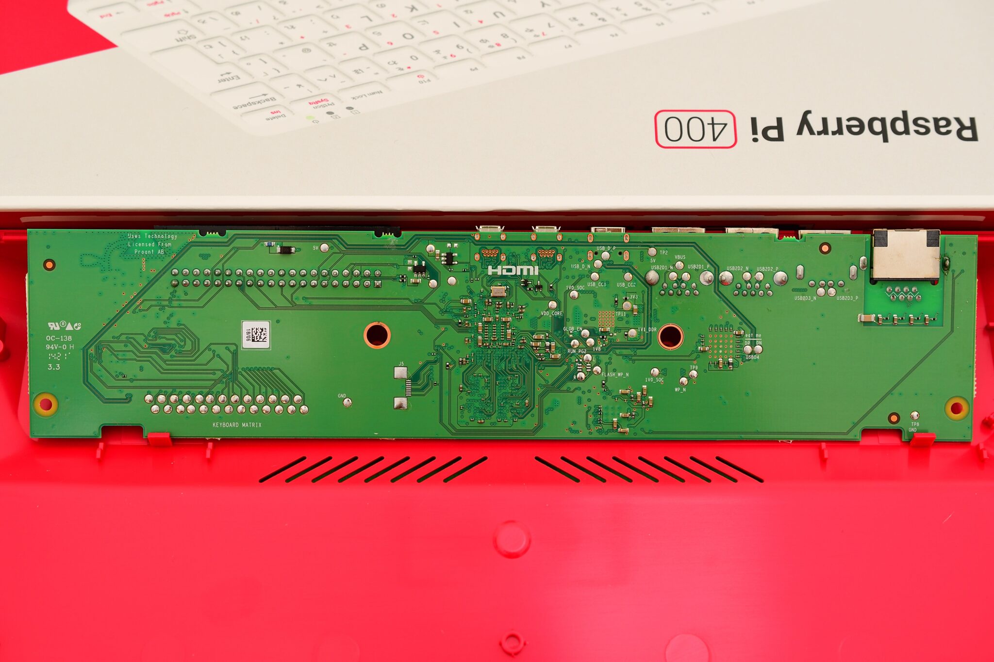 Raspberry Pi 400日本版を分解してみた - 4ページ目 (4ページ中) - まず分解。