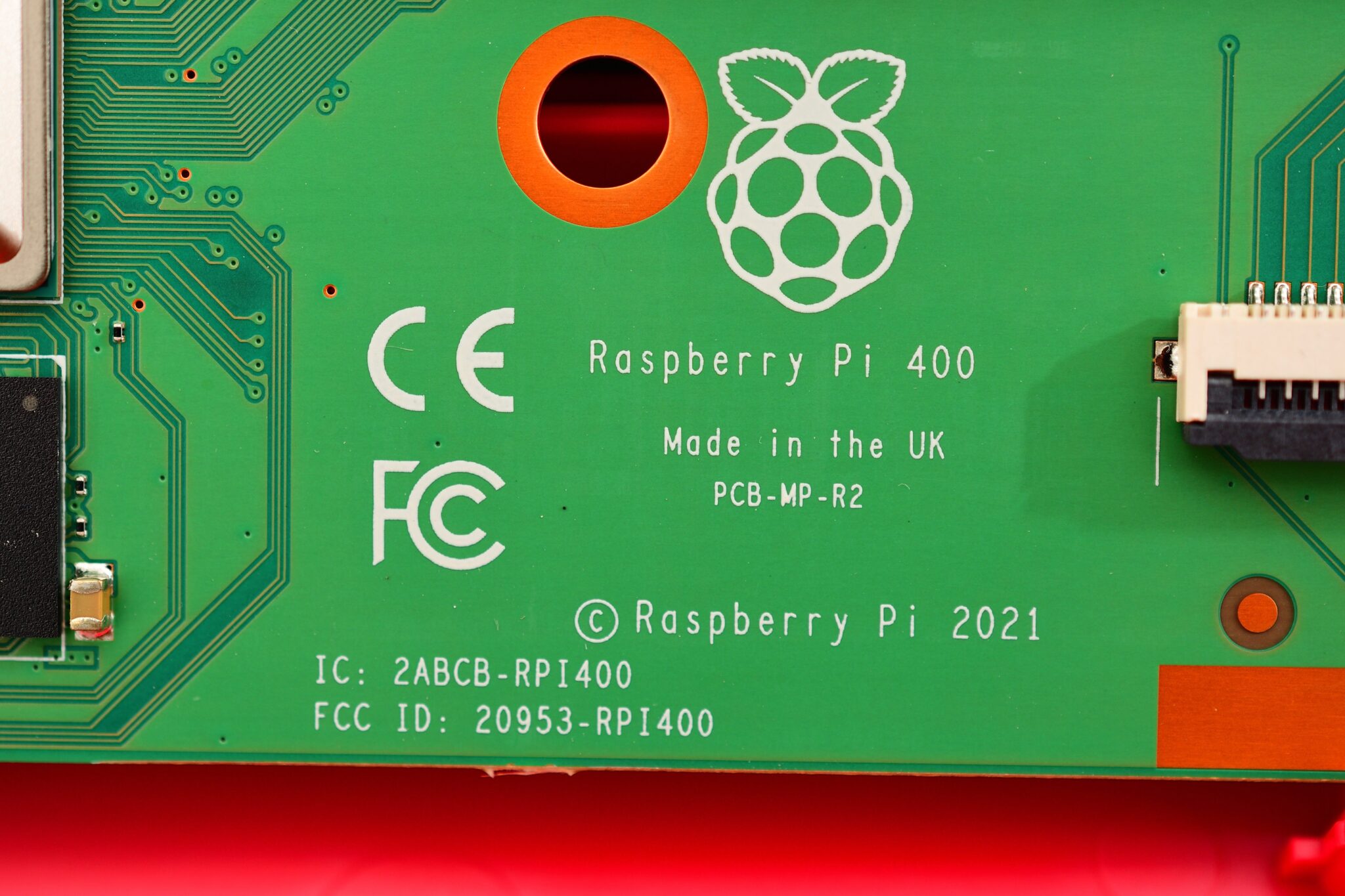 Raspberry Pi 400日本版を分解してみた - 4ページ目 (4ページ中) - まず分解。